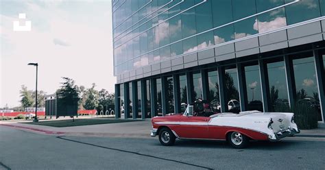 도로에서 흰색과 빨간색 클래식 컨버터블 쿠페를 타고 있는 사람 사진 Unsplash의 무료 아르 72758 이미지