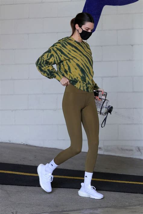 Kendall Jenner Dev Su Şişesiyle Sporda