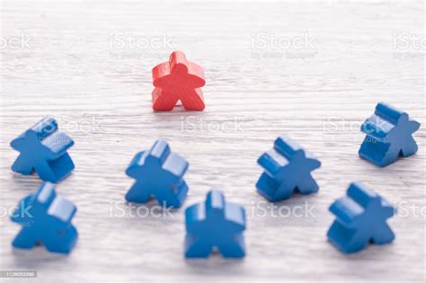 다른 사람 가운데 흰색 테이블에 대 한 남자의 모양에 빨간 나무 그림이 있다 1에 대한 스톡 사진 및 기타 이미지 1 개념 개발 Istock