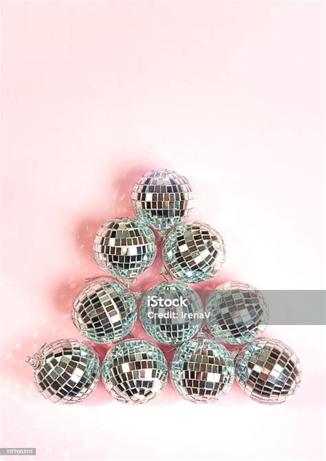 파스텔 핑크 배경에 장식 크리스마스와 새해 파티를위한 전나무 나무의 모양을 만드는 빛나는 실버 디스코 공 0명에 대한 스톡 사진 및 기타 이미지 Istock