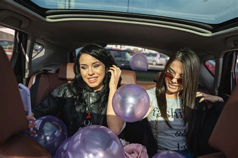 생일 파티 축하에 가는 동안 택시의 뒷좌석에서 셀카를 찍는 도시 현대 여성 차에 대한 스톡 사진 및 기타 이미지 차 생일