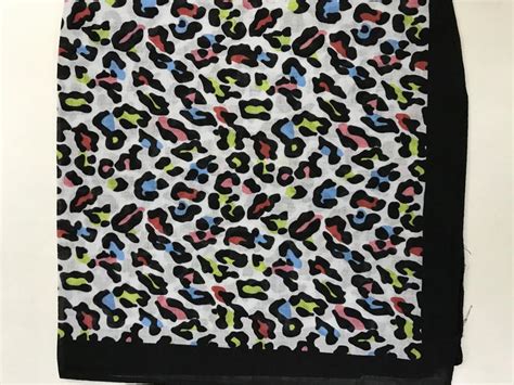 Бавовняна бандана з леопардовим малюнком чорно біла і синя — ціна 73 грн у каталозі Бандани