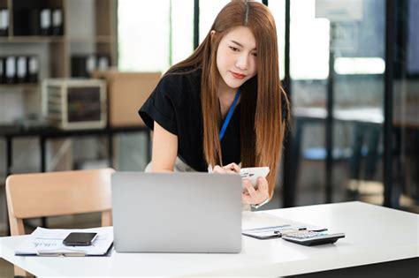 비즈니스 개념 책상에서 스마트폰과 데이터 시트로 작업 영역에서 일하는 비즈니스맨 30 34세에 대한 스톡 사진 및 기타 이미지 30 34세 Brand Name