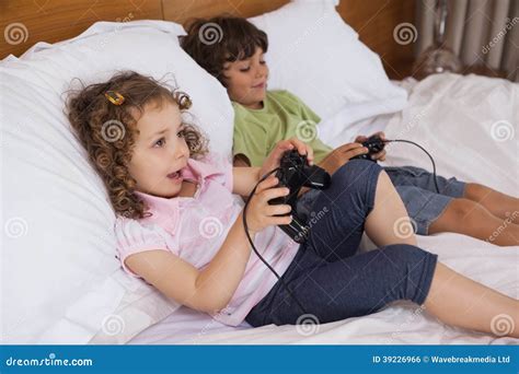 Fratello E Sorella Che Giocano I Video Giochi In Camera Da Letto