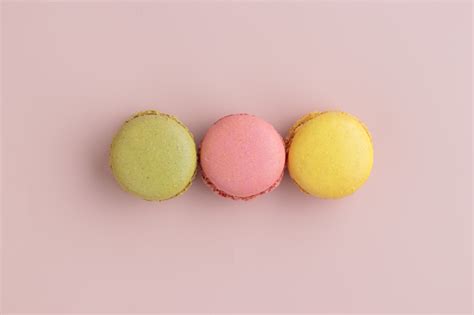 분홍색 배경에 세 개의 파스텔 컬러 마카롱 화려한 프랑스 쿠키 패턴 3월 8일 세계 여성의 날 발렌타인 데이 선물 0명에 대한 스톡 사진 및 기타 이미지 Istock