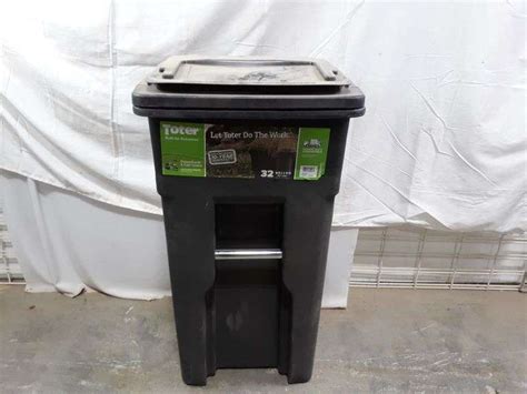 Toter Built For Extreme Garbage Can Let Toter Do The Work 32 Gallon