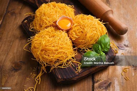 타글리아텔 파스타는 얇습니다 천사 머리라는 전통적인 이탈리아어 수제 와 신선한 나무 테이블에 이탈리아 계란 파스타 이탈리아 북부의 소박한 요리 세로 사진 0명에 대한 스톡