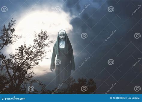 Freira Assustador Do Diabo Com Fundo Da Lua Cheia Imagem De Stock