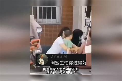 女子在闺蜜鼓励下离了婚 出民政局后狂扇自己 其实鞋子合不合脚 只有自己知道