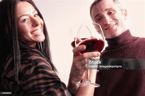 젊은 성인 여성과 남자 커플 마시는 와인을 축 하 의 초상화 2명에 대한 스톡 사진 및 기타 이미지 2명 30 39세 관능 Istock