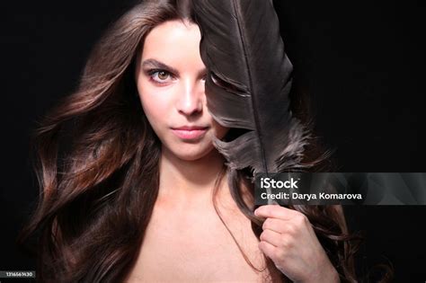아름다운 신비한 여자 텍스트에 복사 공간이 있는 배너입니다 여자에 대한 스톡 사진 및 기타 이미지 여자 20 24세 갈색 머리 Istock