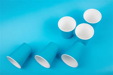 파란색 백그루드에 분리 된 종이 안경 친환경 퇴비식 식기 일회용 흰색 배경에 재활용 제로 플라스틱 행성 보존 플라스틱을