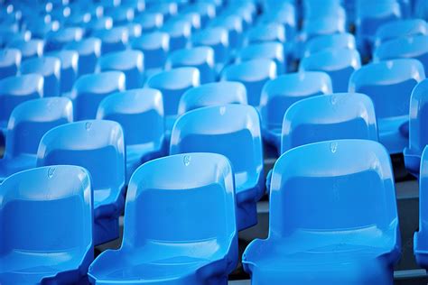 경기장에 늘어선 파란색 플라스틱 의자 경기장 비우기 여러개 배경 일러스트 및 사진 무료 다운로드 Pngtree