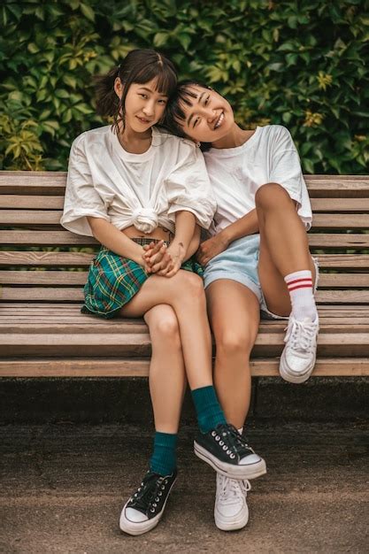 Dos Lindas Chicas J Venes Descansando En El Banco Y Sinti Ndose Relajadas Foto Premium
