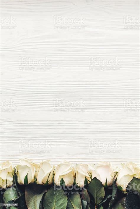 흰색 장미 나무 배경 평면에 텍스트 위한 공간을 놓으십시오 꽃 인사말 카드입니다 청첩장 또는 해피 어머니의 날 개념입니다 흰 꽃의 세련 된 부케 결혼식에 대한 스톡 사진 및