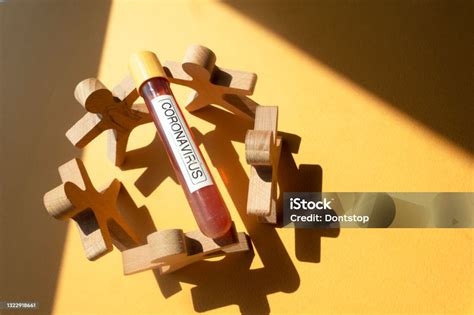 테스트 튜브나무 남자 노란색 종이 배경에 직사광선 아래 그림자 0명에 대한 스톡 사진 및 기타 이미지 0명 3가지 개체 개념 Istock