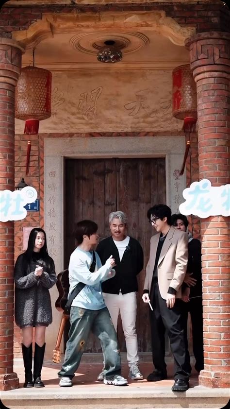 刘宇宁黑色冷酷造型路透 摩登兄弟刘宇宁 一身酷帅黑西装，搭配墨镜，气场十足走路带风，谁看了不心动？ 【liu Yunings Sleek