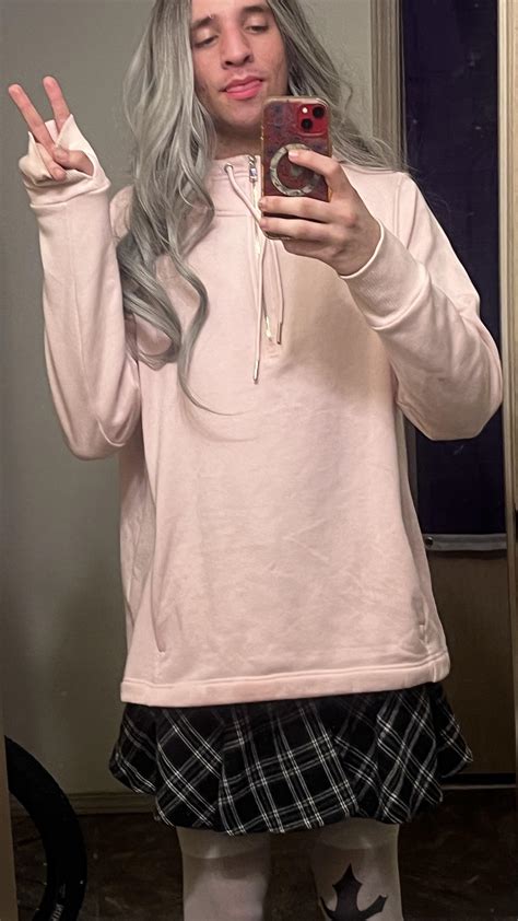 Happy femboy Friday!! I hope everyone has either had or has a good day