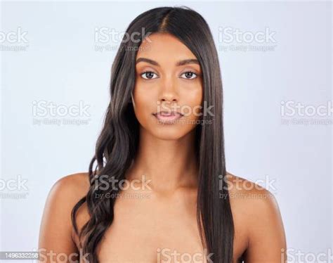 흰색 배경에 강하고 건강한 자연의 빛이나 건강을 위해 스튜디오 초상화에서 소녀 헤어 케어 또는 아름다움 빛나는 젊은 모델 인도 여성 또는 미용실 스파의 얼굴은 곱슬곱슬한