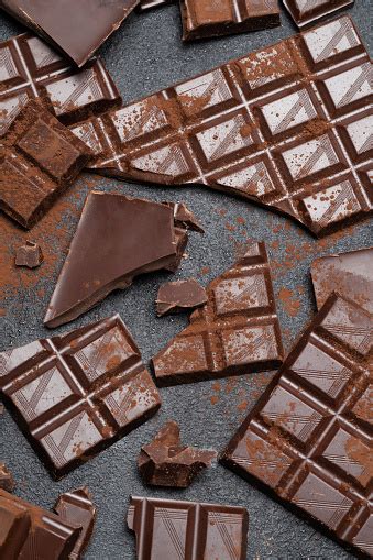 어두운 콘크리트 백 라운드에 다크 또는 밀크 유기농 초콜릿 조각과 코코아 파우더 0명에 대한 스톡 사진 및 기타 이미지 0명 다양 먹기 Istock