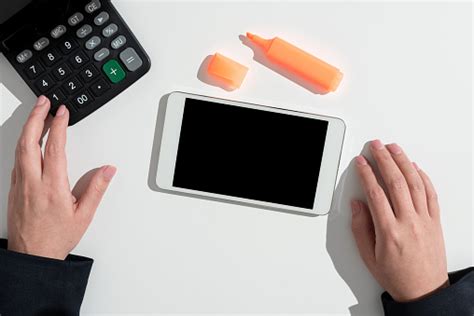 마커와 계산기로 책상에 태블릿에 중요한 메시지를 제시하는 사업가 셀폰 화면에 중요한 정보를 보여주는 여성 최근 아이디어를 보여주는 임원 쥠에 대한 스톡 사진 및 기타 이미지