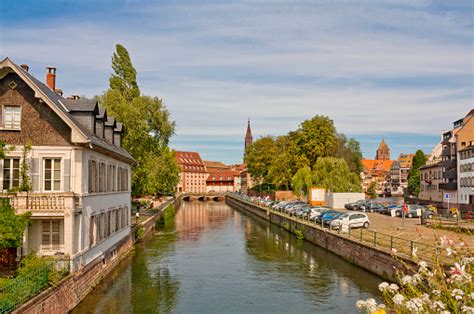 스트라스부르의 운하가 있는 작은 거리에서 스트라스부르 대성당의 전경 거리에 대한 스톡 사진 및 기타 이미지 거리 건물 외관 건축 Istock