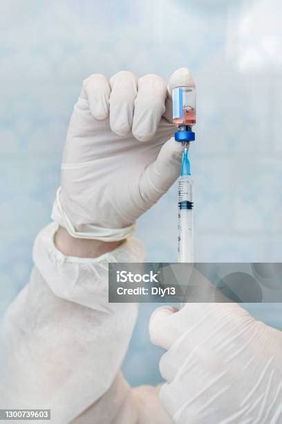 주사기 의료 주사 병 손에 앰프 손바닥 또는 손가락 바늘이있는 의학 플라스틱 예방 접종 장비 간호사 또는 의사 액체 약물 또는