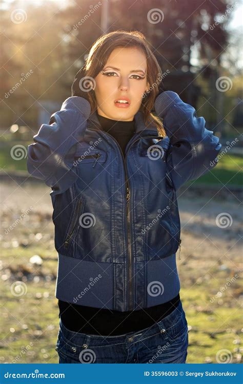 Ragazza Sensuale Nel Parco Di Autunno Immagine Stock Immagine Di Bellezza Caucasico 35596003