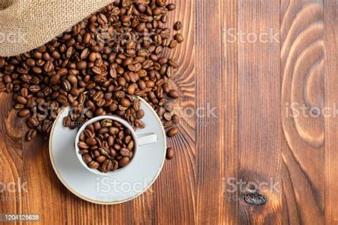 흰색 컵에 구운 커피 콩과 탄 나무 배경에 니트 가방 공간을 복사합니다 0명에 대한 스톡 사진 및 기타 이미지 0명 갈색