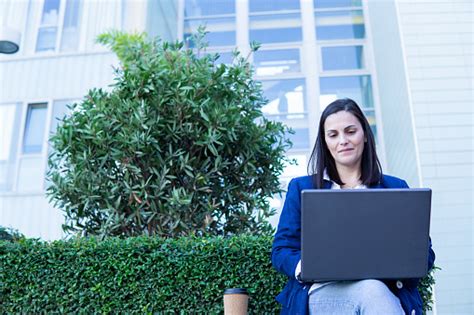 거리에서 일하는 외부에 앉아 노트북과 커피 한 잔을 가진 아름다운 백인 사업가 40 44세에 대한 스톡 사진 및 기타 이미지 40 44세 갈색 머리 거리 Istock