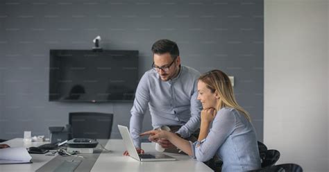 사무실에서 함께 일하는 비즈니스 여성과 비즈니스 남성 노트북에서 일하는 비즈니스 사람들 사진 Unsplash의 사업 이미지