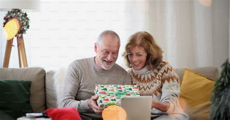 크리스마스에 집에서 가족과 화상 통화를 하는 행복한 노부부의 전면 모습 사진 Unsplash의 실내 이미지