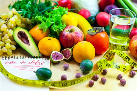 다이어트의 개념입니다 야채와 과일 Aavakado 무화과 오아시스 몸 건강 한 식습관 테이프를 측정 하는 허리를 클렌징 Pineapple Guava에 대한 스톡 사진 및