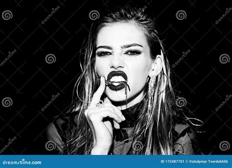 皮肤干净漂亮的模特女孩 高分辨率 美丽的高级时尚女模 库存图片 图片 包括有 迪斯科 风土化 逗人喜爱