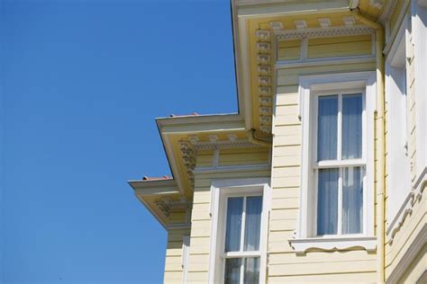 Ventanas En Las Fachadas De La Ciudad Vieja Con Elementos Decorativos