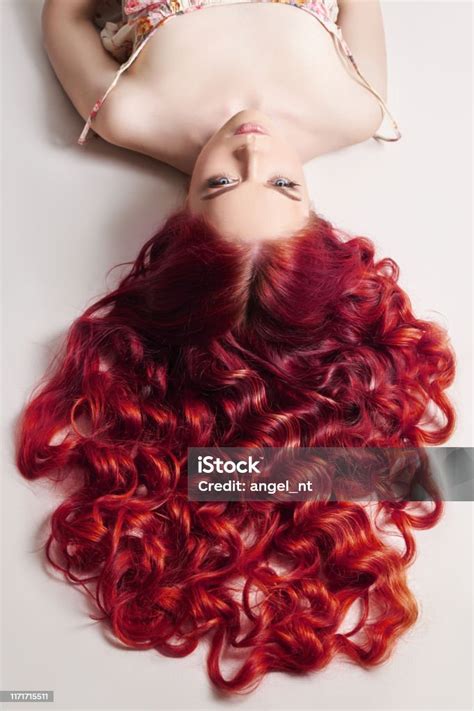 밝은 색깔의 머리를 가진 여자의 초상화 분홍색 빨간색의 모든 음영 머리 착색 아름다운 입술과 메이크업 자연의 아름다움 깨끗한