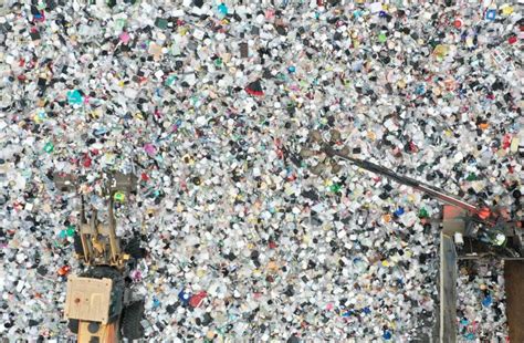 지구의 날 산더미처럼 쌓인 플라스틱 폐기물 뉴시스pic 파이낸셜뉴스