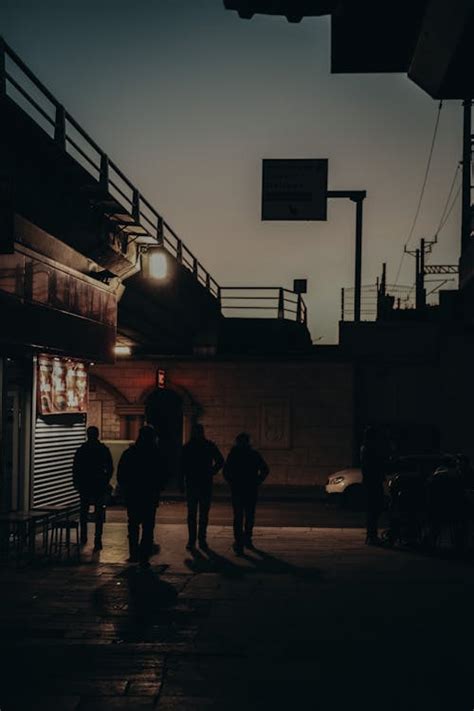 가로등 가로등 기둥 거리 거리 사진 거리 장면 건축 걷고 있는 고가도로 골목 그림자 길모퉁이 껄끄 러운 대기의 도시 도시 거리 도시 경관 도시