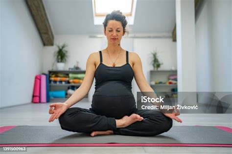 한 여성 임산부는 스튜디오 또는 홈 요가에서 스트레칭을 연습하고 피트니스 임신 개념 실제 사람들은 숨을 쉴 수있는 운동을 들고 앉아있는 공간을 복사합니다 25 29세에 대한