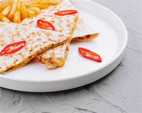 Queijo Picante De Frango Com Batatas Fritas Imagem De Stock Imagem De Jantar Lado 342762369