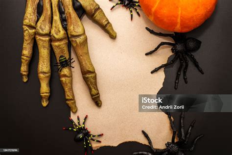 할로윈 모의 거미 박쥐 호박과 괴물검은 배경에 손으로 종이의 빈 시트 해피 할로윈 개념 위에서 볼 수 있습니다 10월에 대한 스톡 사진 및 기타 이미지 Istock