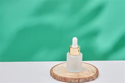 튜브 유리 병 로션 노화 방지 모이스처 라이저 얼굴 에센셜 오일 또는 밝은 그림자 성질의 녹색 배경에 세럼의 화장품 유기농