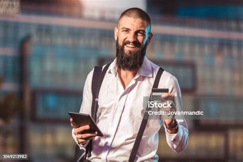 야외 태블릿 및 신용 카드를 들고 젊은 백인 사업가의 초상화 Brand Name Mobile Payment에 대한 스톡 사진 및 기타 이미지 Brand Name