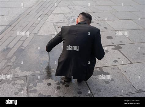 05 04 2019 Singapore Republic Of Singapore Asia Man Squats Down In Marina Bay And