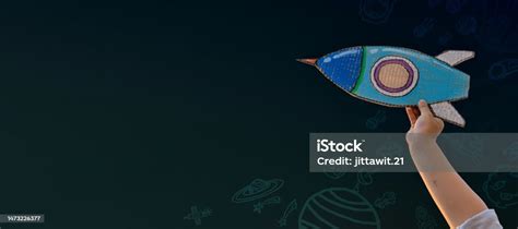 초등학생이 종이 로켓을 들고 아이의 꿈에서 우주 비행사가 되는 것을 상상하는 손 로켓에 대한 스톡 사진 및 기타 이미지 로켓 아이 예술 Istock