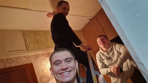 Устанавливаем пластиковые панели на жидкие гвозди на потолок Потолочные плинтуса Как это всё