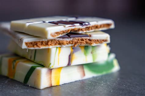 Halva 페이스트를 곁들인 트렌드 두바이 화이트 초콜릿 조각 가정에서 부엌에서 만든 과자 수제 과자 0명에 대한 스톡 사진 및 기타 이미지 Istock