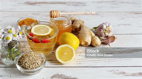 흰색 나무 테이블에 카모마일 레몬 생강 꿀차 한 잔 변경 의학 개념 감기와 독감에 대한 스톡 사진 및 기타 이미지 감기와 독감 한방약 손수 만든 Istock