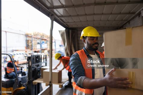 화물 운송 사업에서 일하는 남자 창고에서 상자를 내리는 아르헨티나에 대한 스톡 사진 및 기타 이미지 아르헨티나 창고 작업자