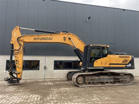 Hyundai HX300L | Rupsgraafmachine - TrucksNL